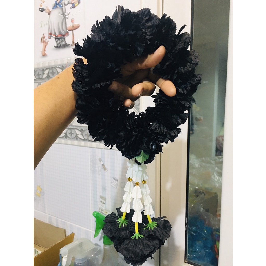 Marigold Garland Round Black Pay Homage To The Rahu Worship Flowers ...