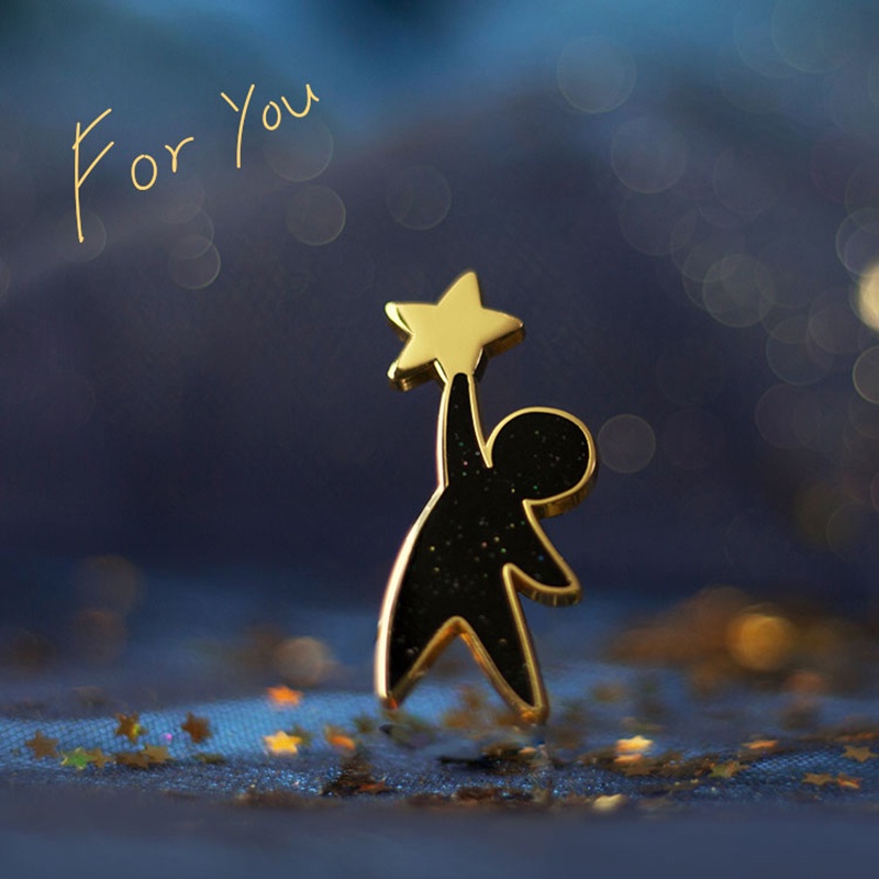 Creative Funny Grab the Star Enamel Brooch Little Man Reaching for the ...