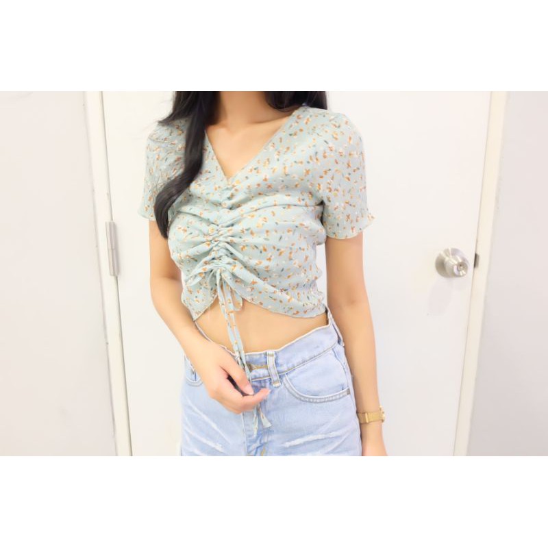 !! A Cute Front Crop Top With Two Colors. | Shopee Philippines