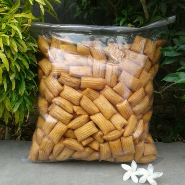 Pangpang SNACK 250 Grams //Sweet Box Pangpang - Flavored Triangle ...