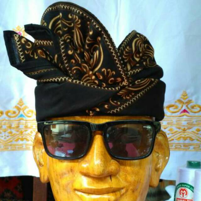 Udeng batik with a typical Balinese samlung carved motif | Shopee ...