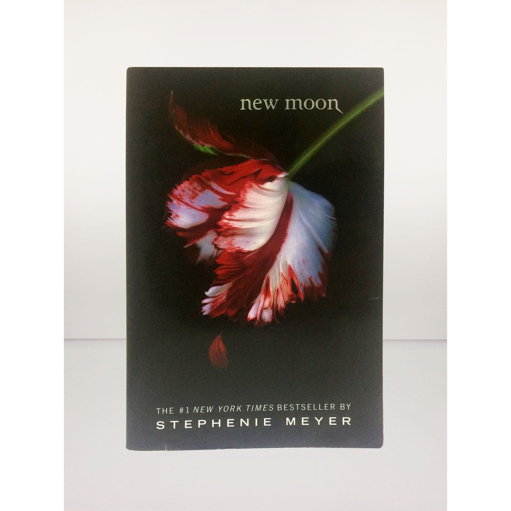 NEW MOON (Book 2 of 5: The Twilight Saga) (SOFTCOVER) BY: Stephenie ...