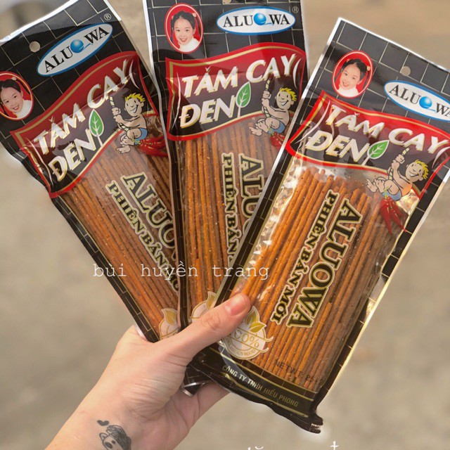 20 packs of delicious Vietnamese black spicy toothpick chips | Shopee ...