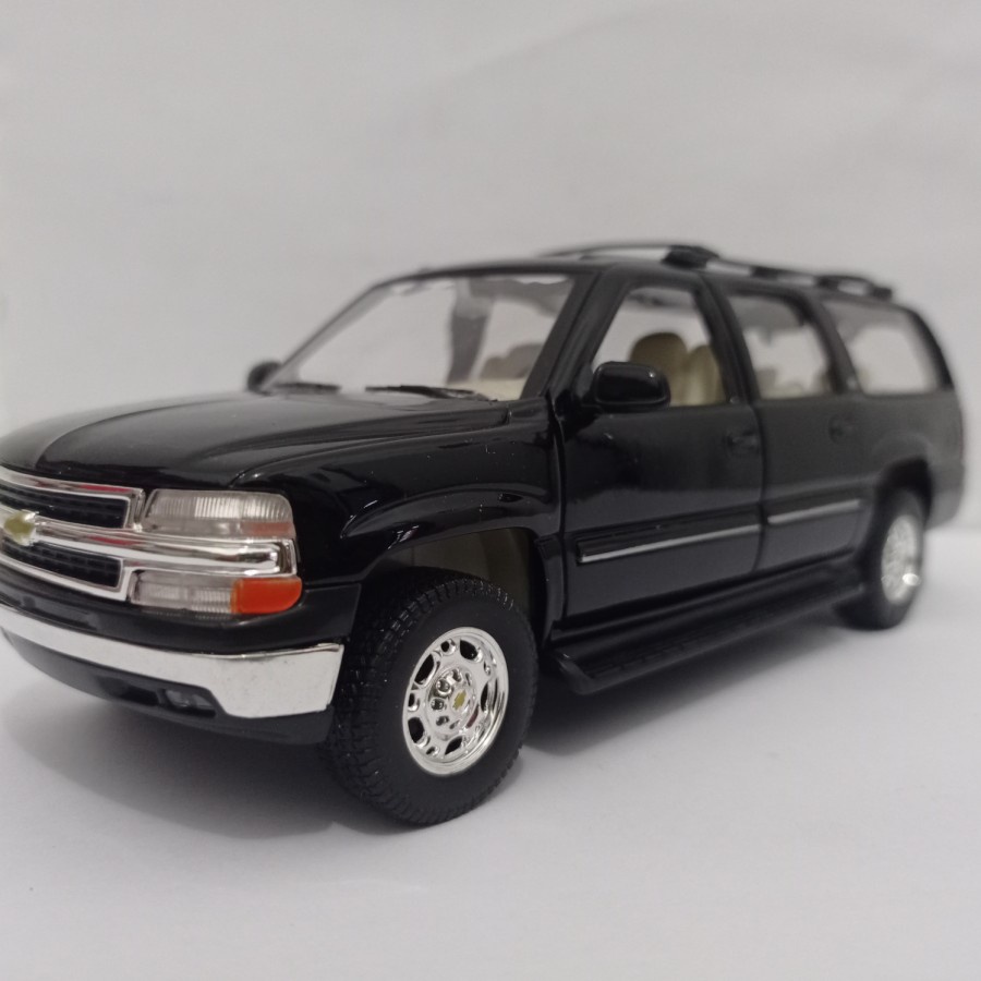 Diecast Chevrolet Suburban black Welly 1:24 toy car for hobby and ...