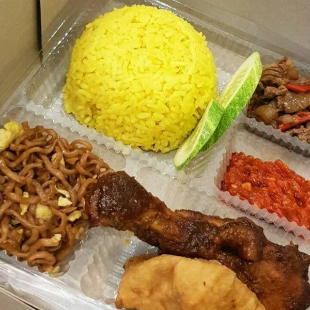 Rice Box Yellow Rice Box filled with 7 Halal Delicious Buffet | Shopee ...