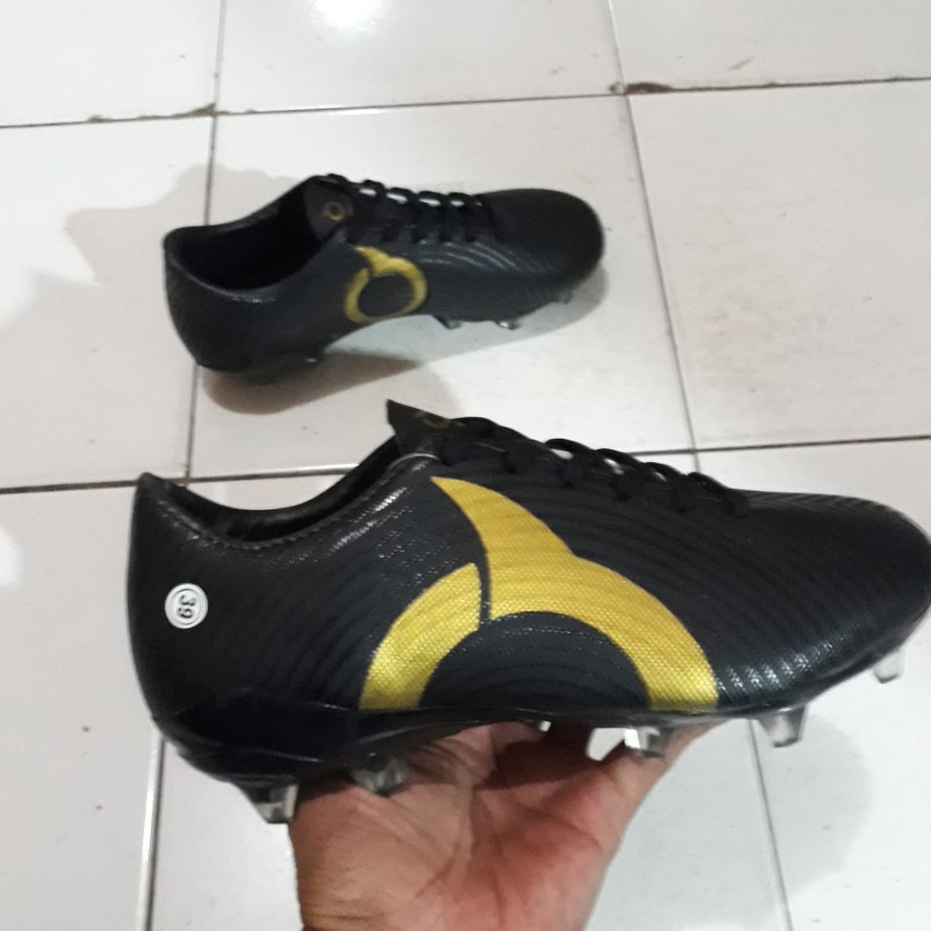 HITAM Ortuseight Catalyst Ortus Soccer Shoes Premium Black Gold Grade ...