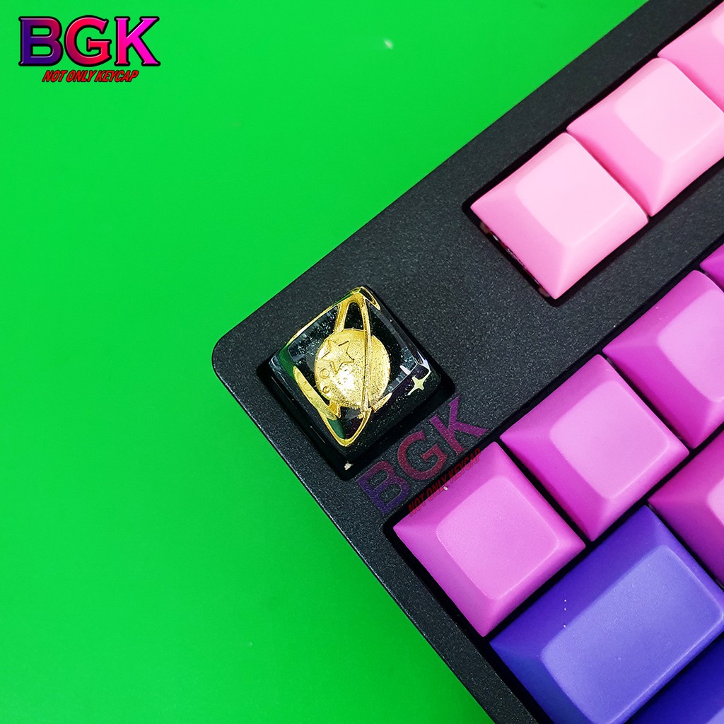 Extremely beautiful odd keycap in the shape of an alien Sa profile ...