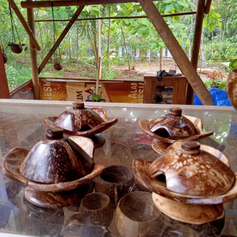 A container for chili sauce made from coconut shells using a unique ...