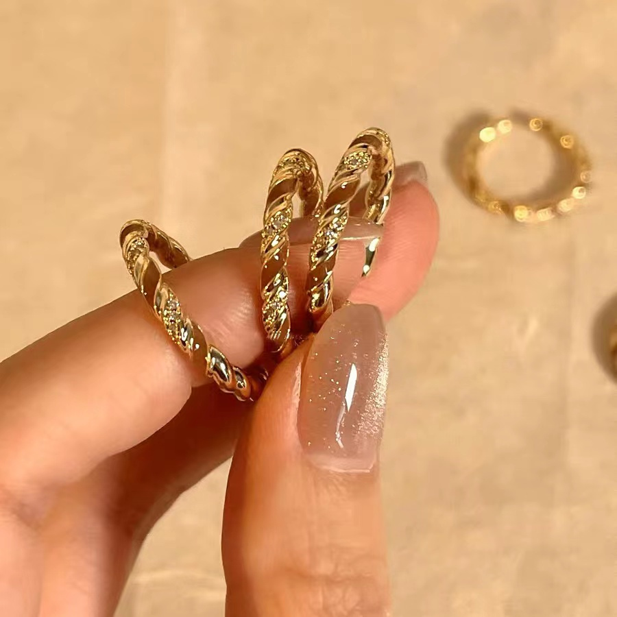 Exquisite Fine Flashing High-End Temperament Ring Female Light Luxury ...