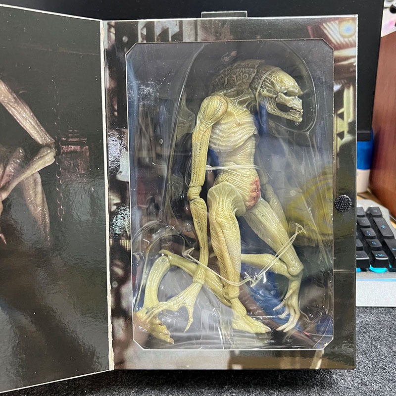 The first NECA Alien 4 Resurrection Reverse Alien 7-inch movable figure ...