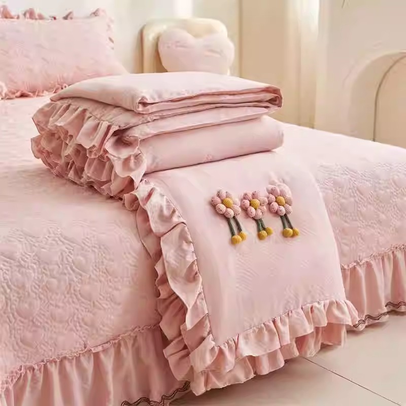 Princess Lace Style Summer Quilt Set 4pcs Quilted Bedspread on Bed ...