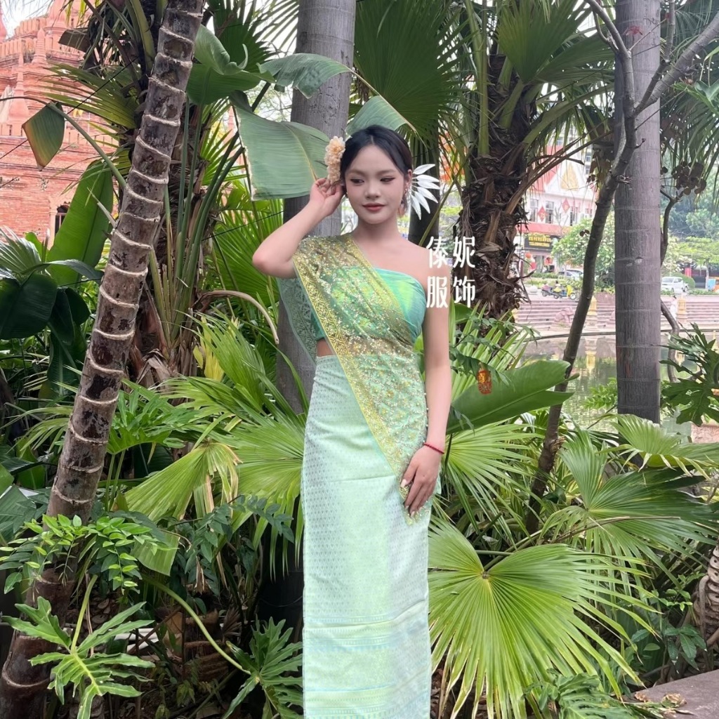 New style of Xishuangbanna Dai ethnic costume, Thai style performance ...