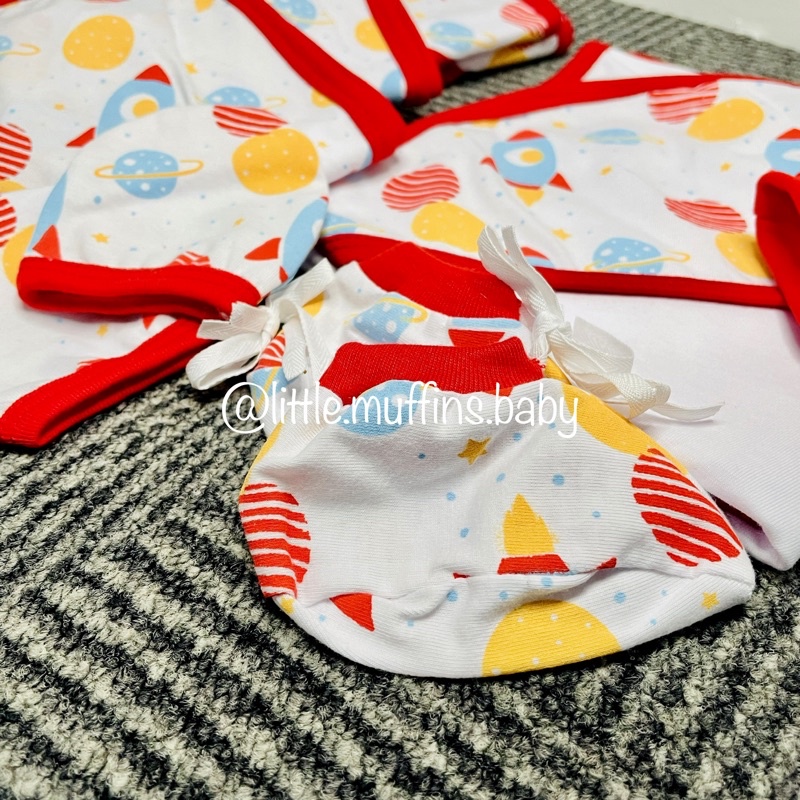 little muffins 6 in 1 Newborn Receiving Set (Blanket, Bonnet, Mittens ...