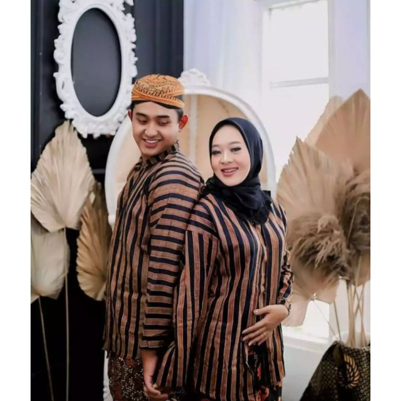 Javanese Traditional Couple Clothes Striated Javanese Brocade Clothes ...