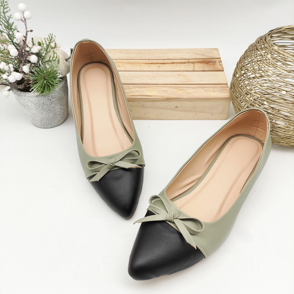 R&A707 1-Inch Closed Toe Heeled Shoes with Black Pointed Toe Tip & Bow ...