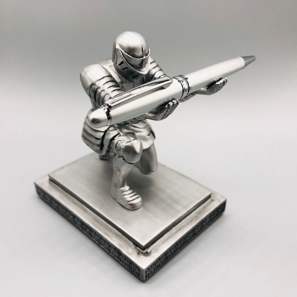 Knight Pen Holder Desk Organizers and Accessories Desk Decor Resin Pen ...