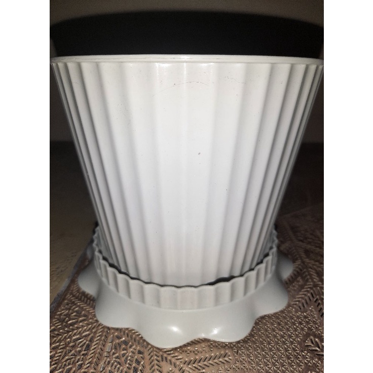 Set of 5pcs pots for plants with saucer (5.5x4.5 inches) 40 pesos each ...