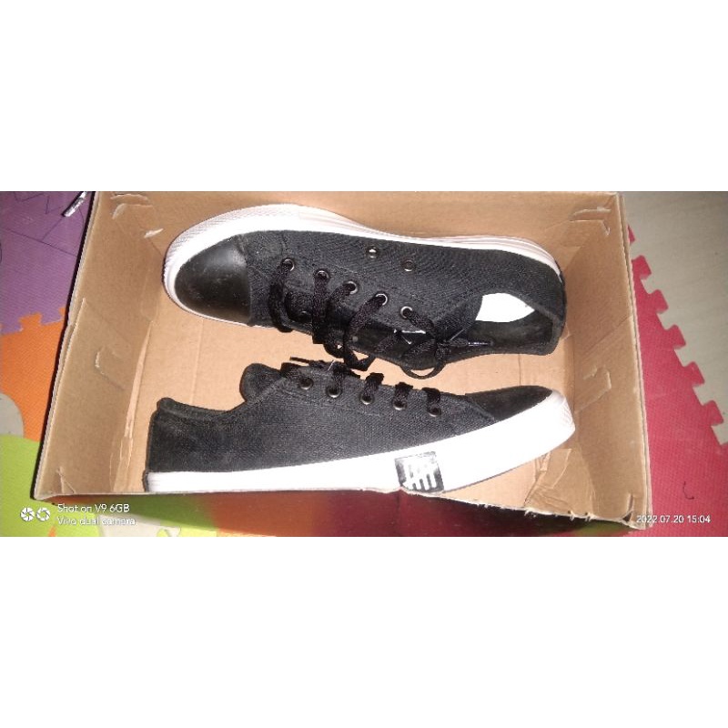 Shoes left over from random display | Shopee Philippines