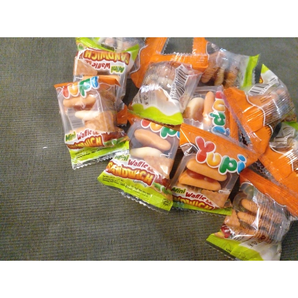 (HALAL) Yupi Mini Waffle Sandwich Gummy 1pcs JAJAN OLDSCHOOL JUNK FOOD ...