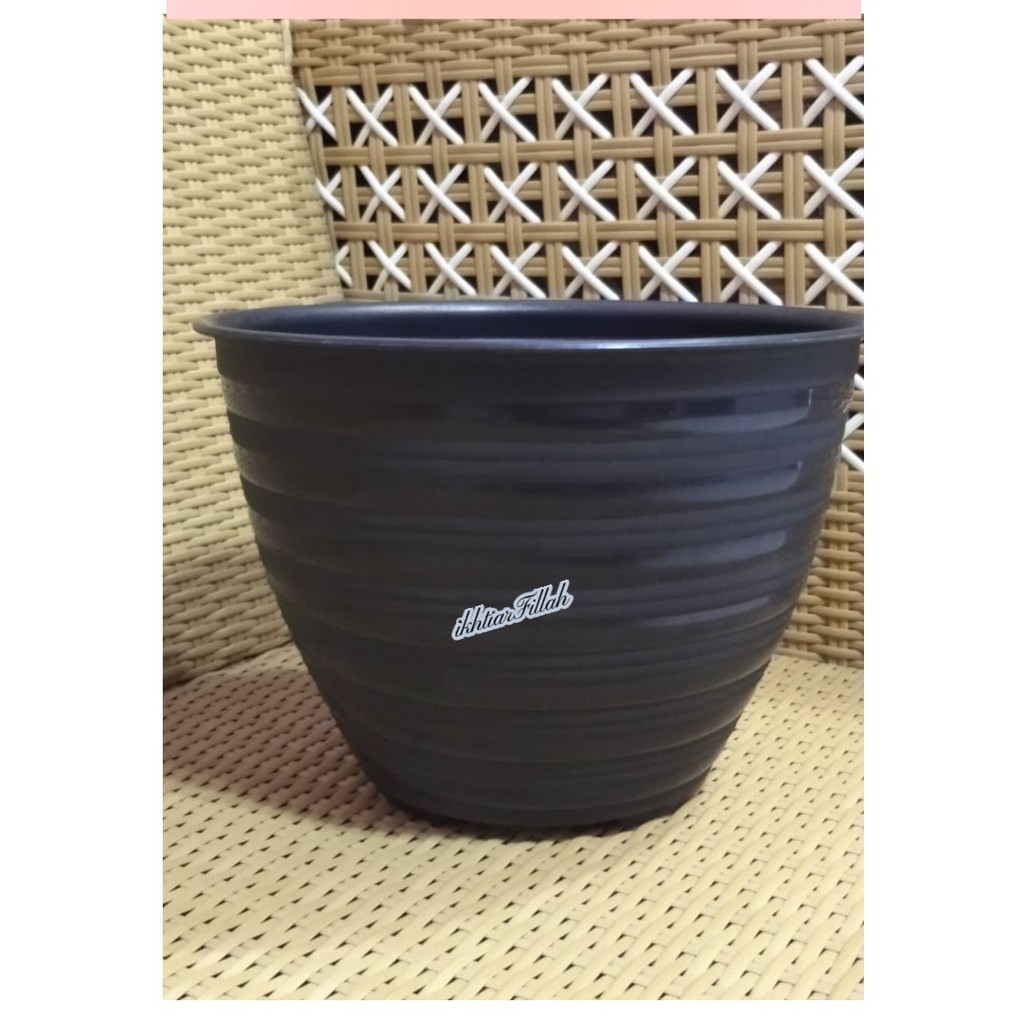 179. 30 BLACK BEETLE FLOWER POT WITH WASP MOTIF - 29 30 CM PLASTIC POT ...