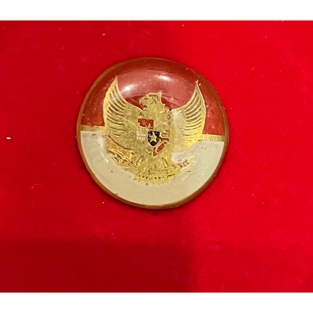 PUTIH MERAH Red and White Garuda Lapel Pin - Garuda Lapel Badge ...