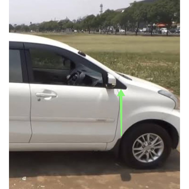 Close the front side pillars of the rear view mirror of the Toyota ...