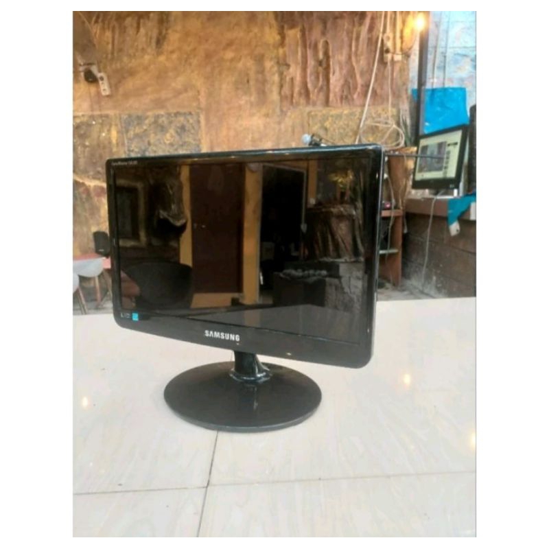 Samsung 16 inch monitor is smooth | Shopee Philippines