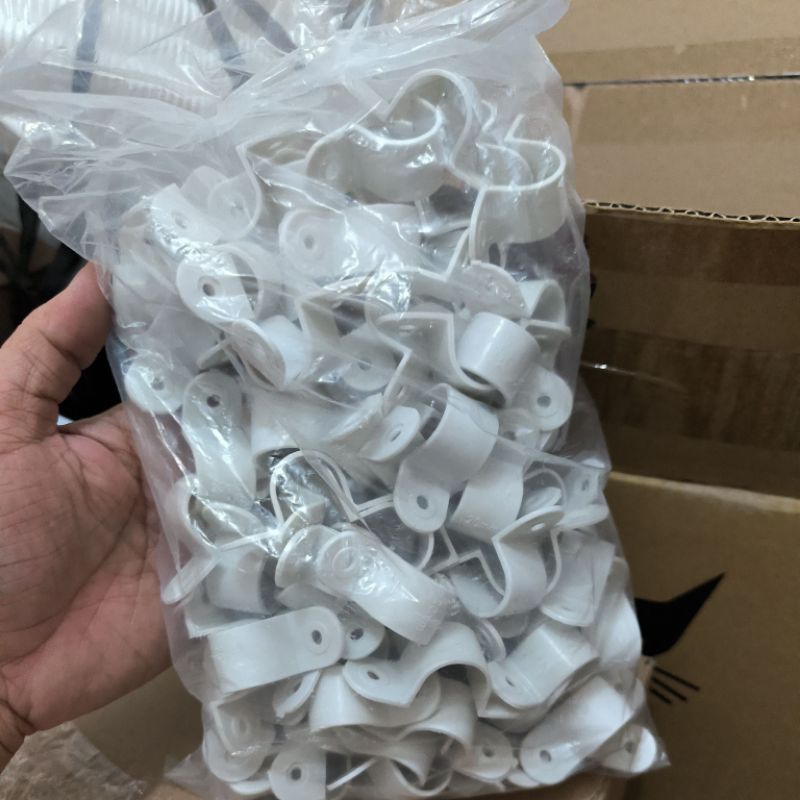 PUTIH Omega ELECTRIC CONDUIT PVC PIPE CLAMPS 20MM WHITE CONTENTS 100PCS ...
