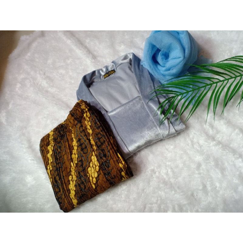 Velvet Kutubaru Kebaya set, Wiron Batik Pleated Skirt set | Shopee ...