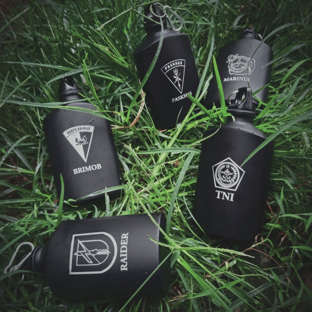 Hipflask hipflash Drink bottle Custom Iron bottle logo tni brimob ...