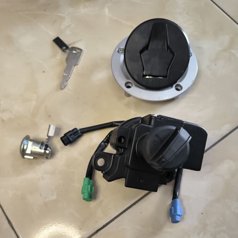Keyless ignition key set GSX-R150 / GSX-R knob complete with tank lock ...