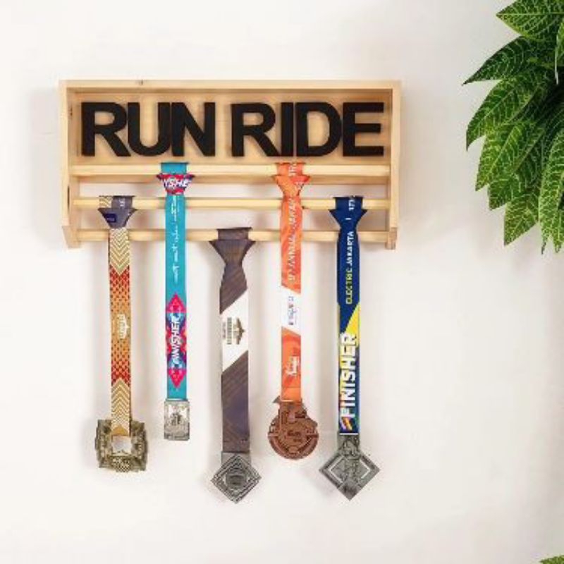 KAYU GANTUNGAN Run Ride Medal Hanger 3-tier Wooden Medal Hanger ...