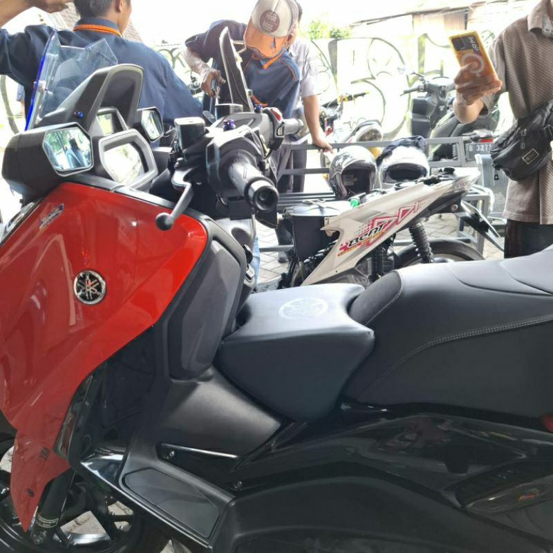 Children's Seat new XMAX connected Additional Seat new XMAX connected ...