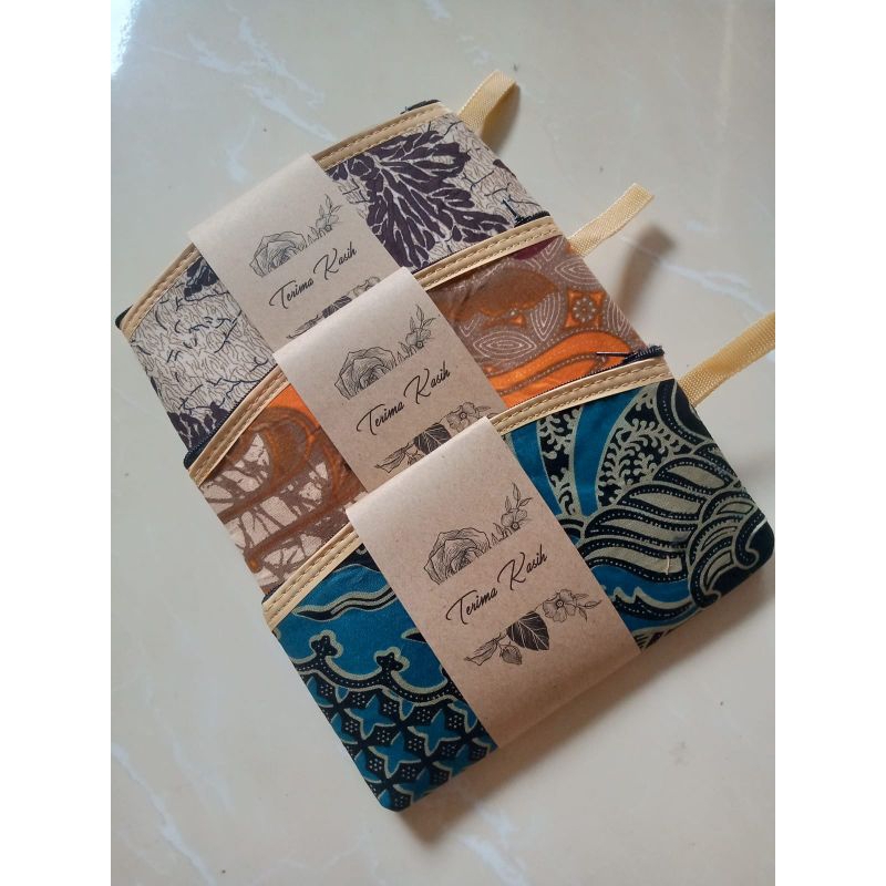 Contents: 50 pcs souvenir batik wallet size 16 x 10 cm + bonus thank ...