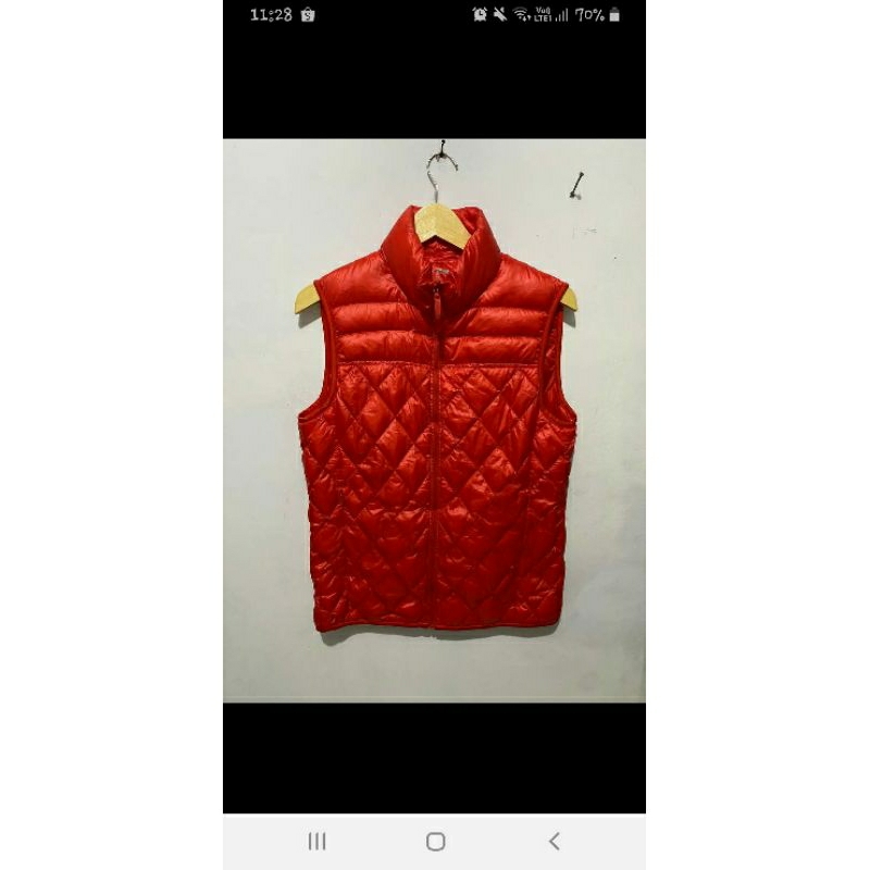 Uniqlo moon vest**** | Shopee Philippines