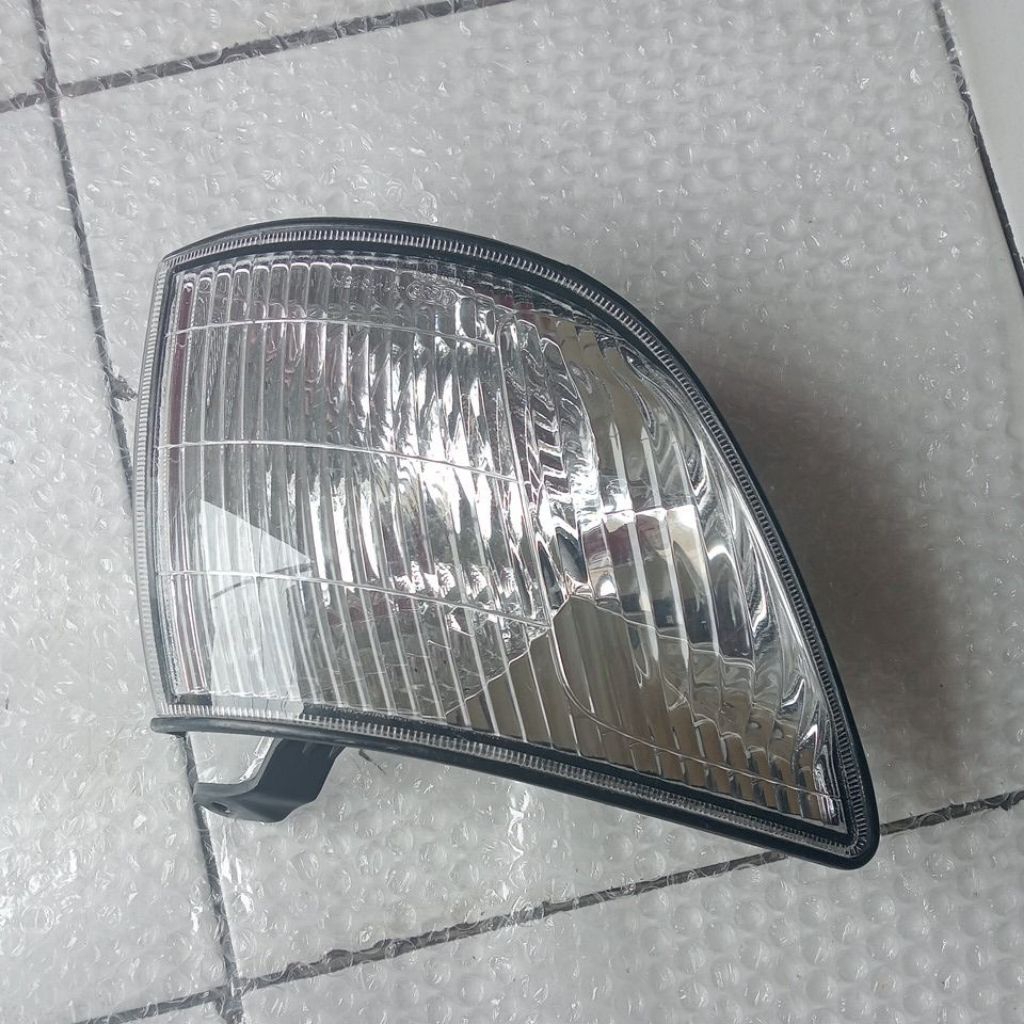 Isuzu panther capsule car corner lamp 2000-2003 (right) | Shopee ...