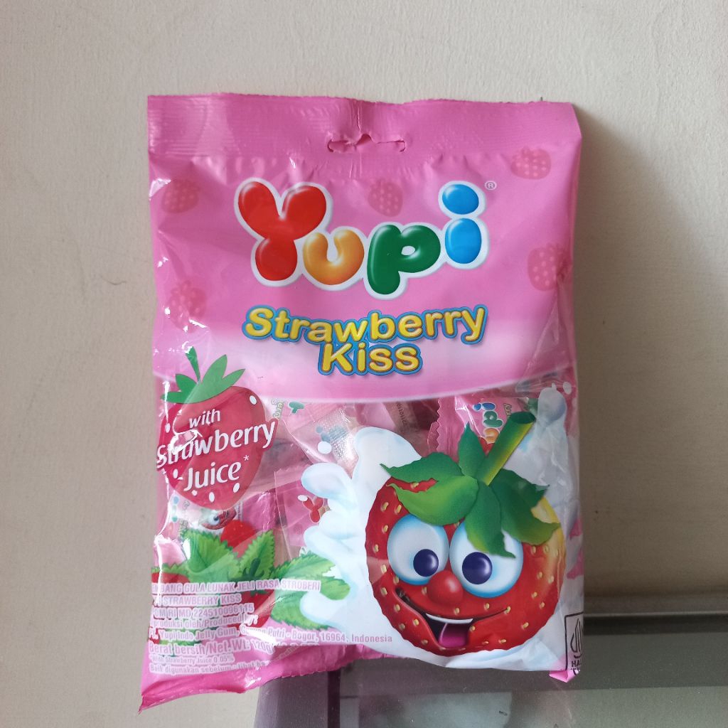 Yupi Strawberry Kiss 1 Pack 120g Soft Sugar Jelly Candy Love Heart ...
