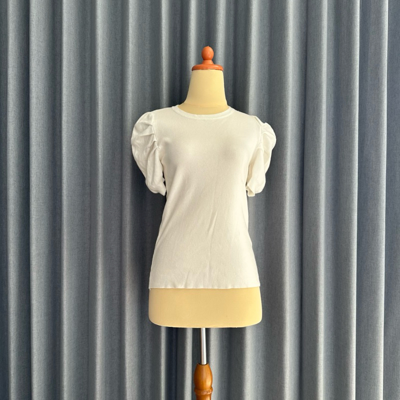 PRELOVED Milinna White Puff Sleeves Basic Simple Top Blouse Women's Fashion | Shopee Philippines