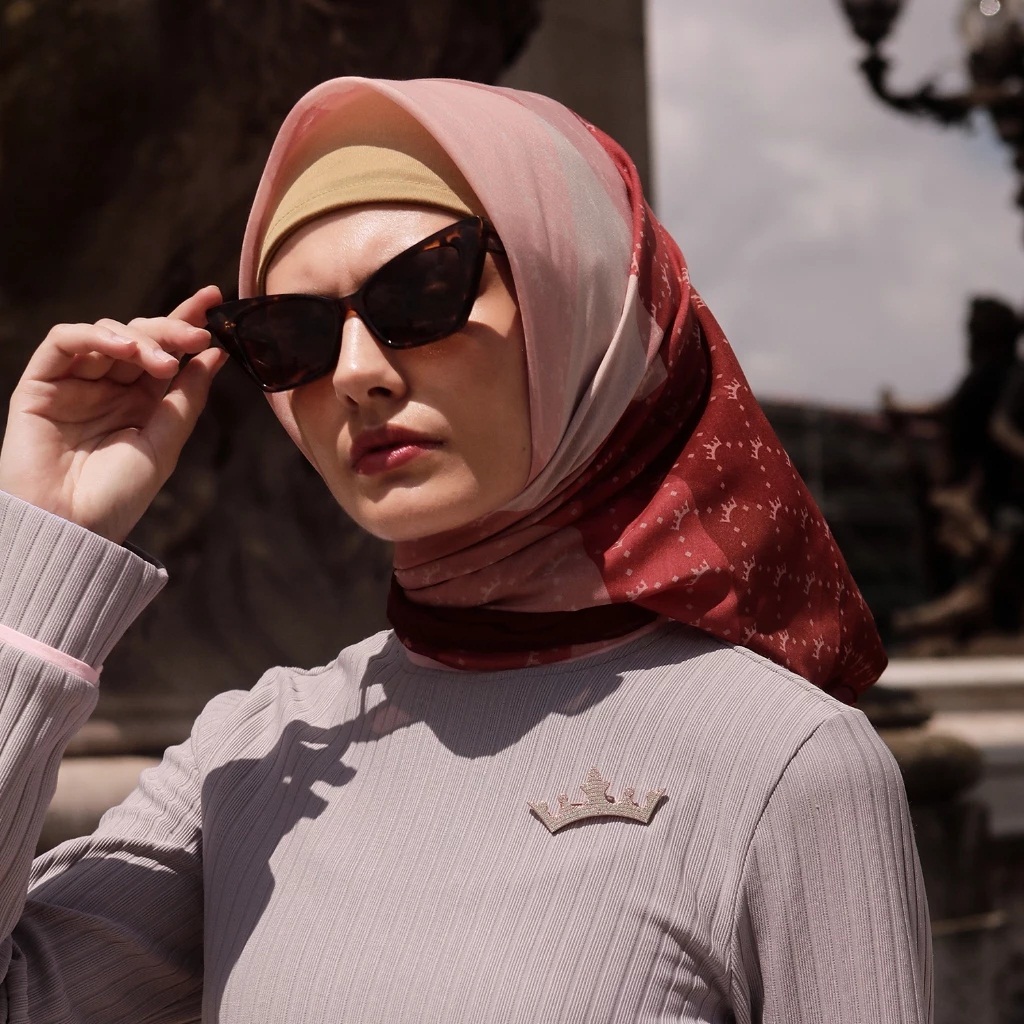 MERAH PUTIH Gradient Red Scarf - Hijab Segi Empat Gradation Red White ...