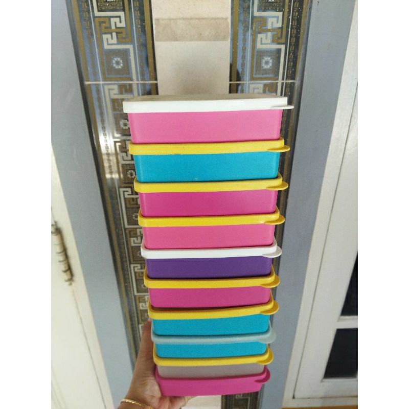 Medium square away happy day second preloved tupperware children's ...