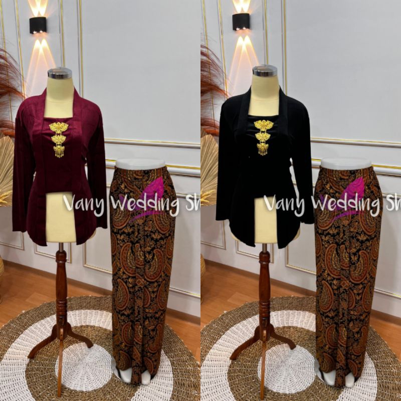 [1 Set] Bludru Kebaya and Instant Jarik Set with Semen Romo Motif ...