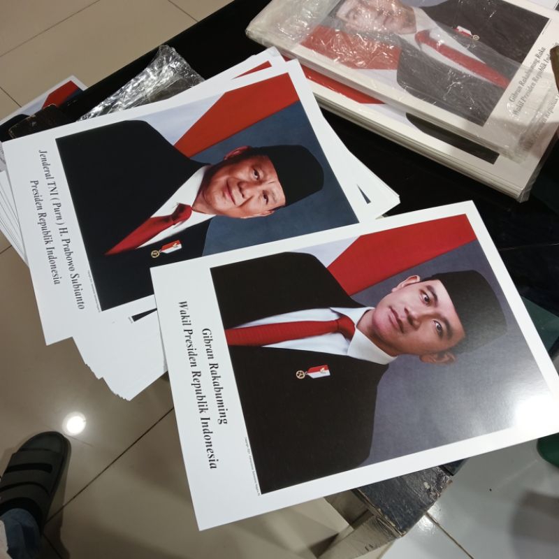 One pair of photos of president and Vice President of the Republic of ...