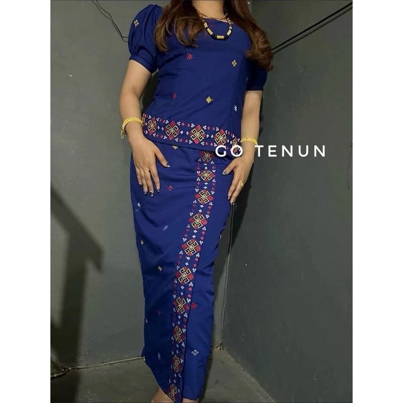 TORAJA TRADITIONAL CLOTHING SET WITH PARUKI PABINTIK MOTIF, THICK TOP ...