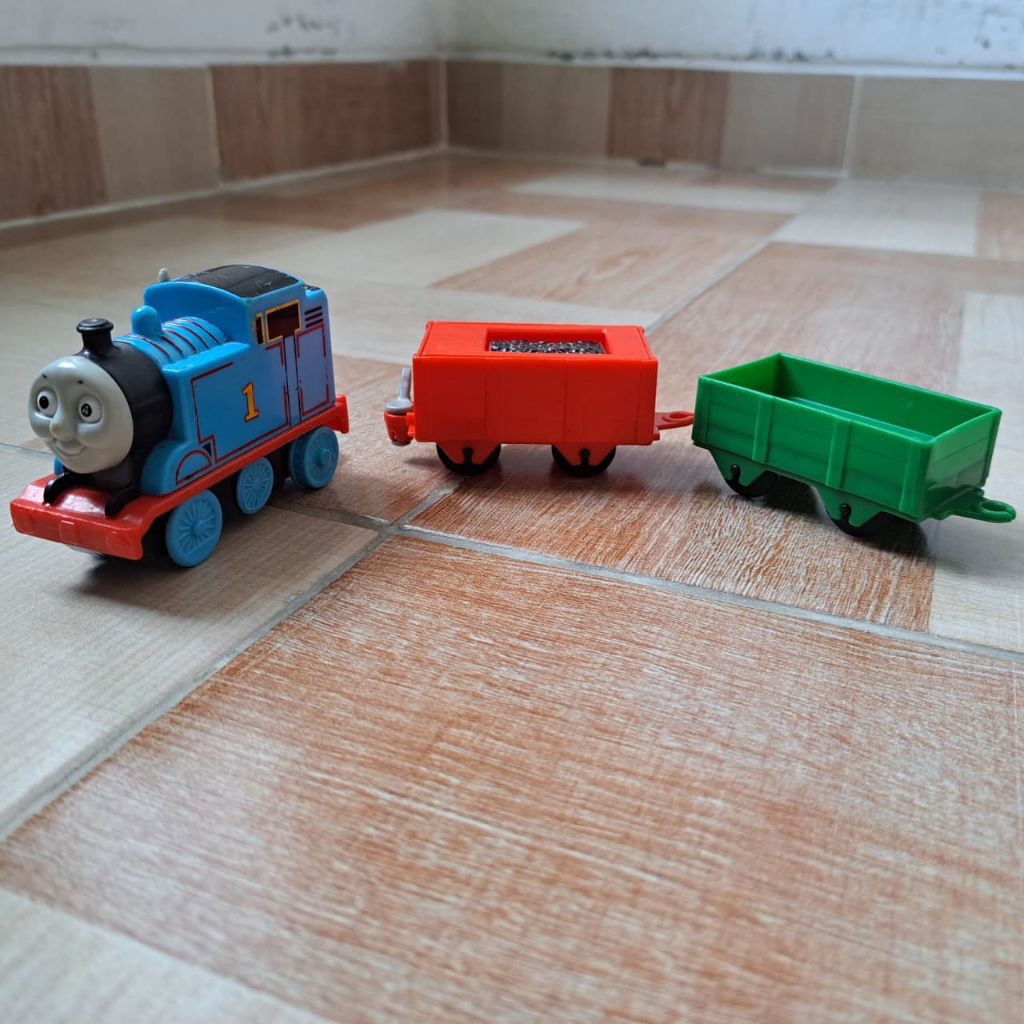 PRELOVED Thomas and Friends Train Toy - Thomas Train plus 2 Carriages ...