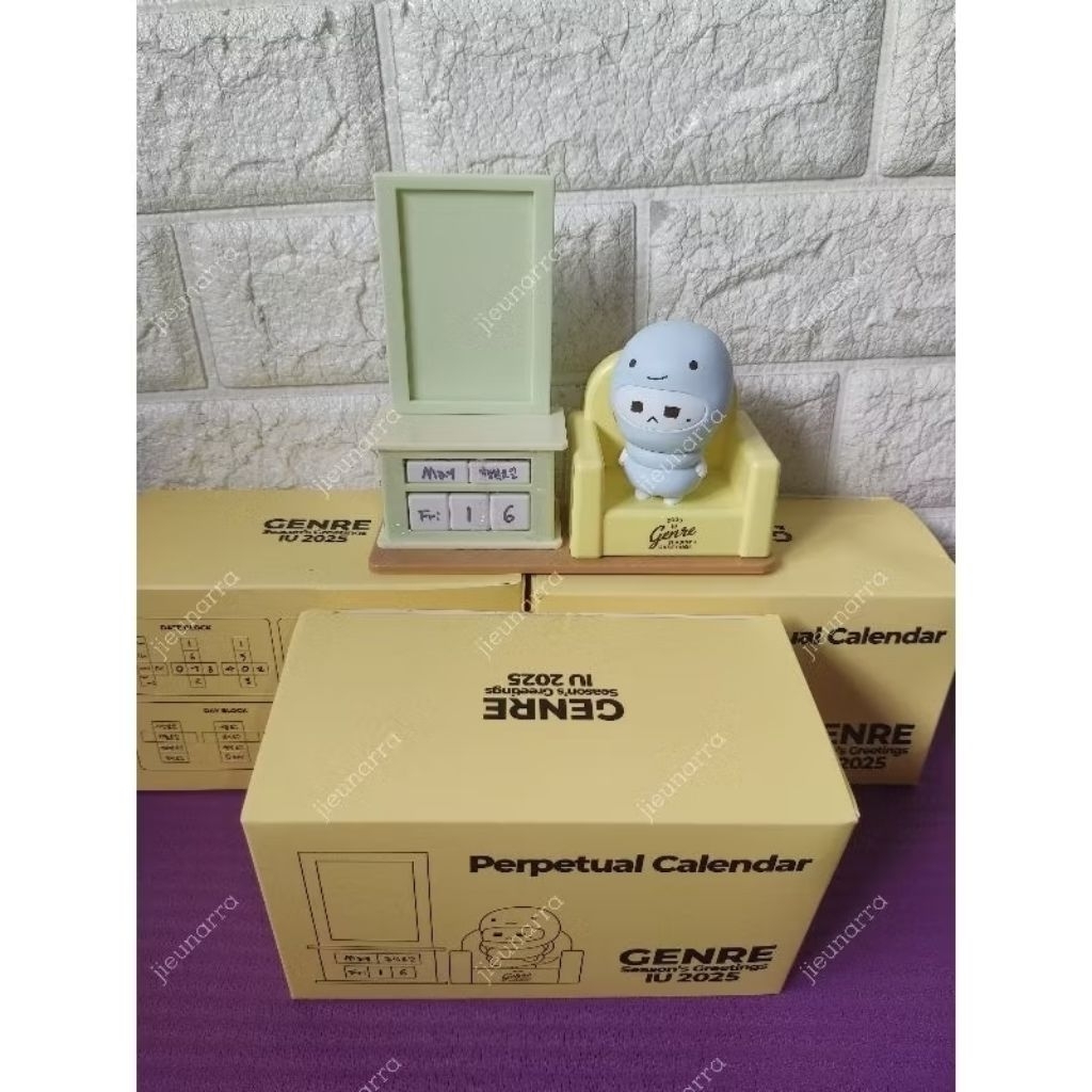 IU Perpetual Calendar Official - Seasons Greetings 2025 | Shopee ...