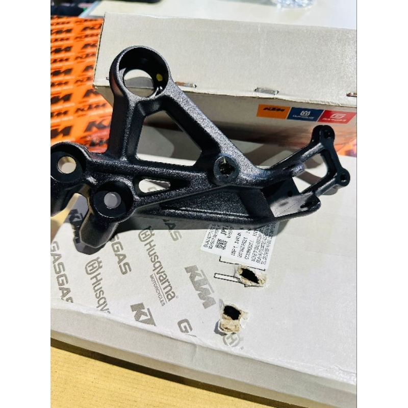 KTM DUKE V2 200 250 390 FOOTREST BRACKET | Shopee Philippines