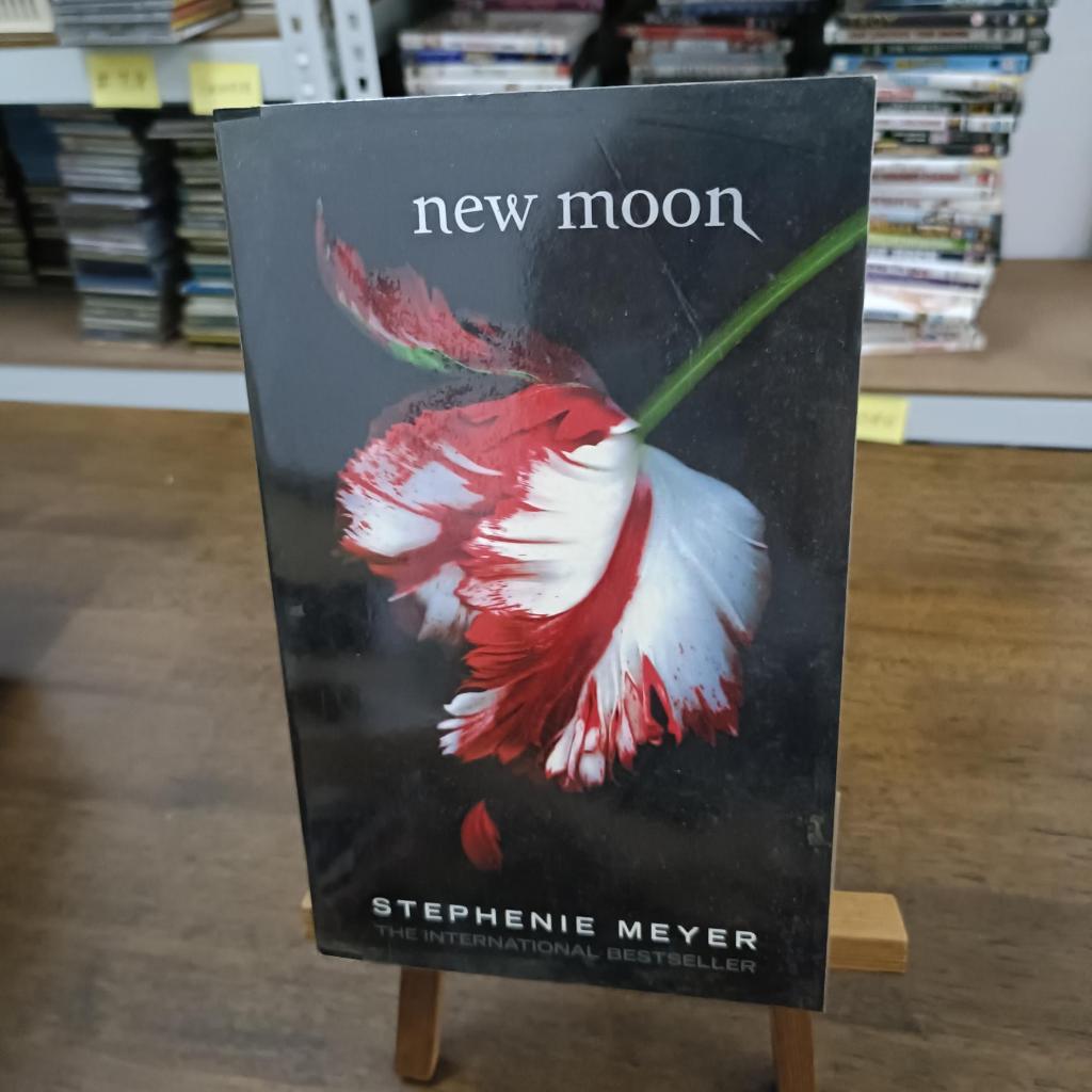 The Twilight Saga 2 New Moon Stephenie Meyer | Shopee Philippines