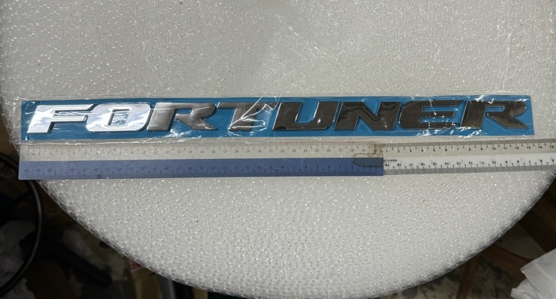 emblem fortuner chrome dan hitam 34cm 43cm toyota fortuner emblem ...