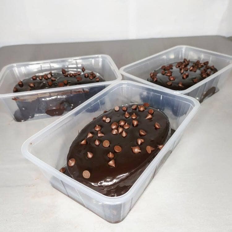 Choco Moist Cake topped with chocolate chips | Shopee Philippines