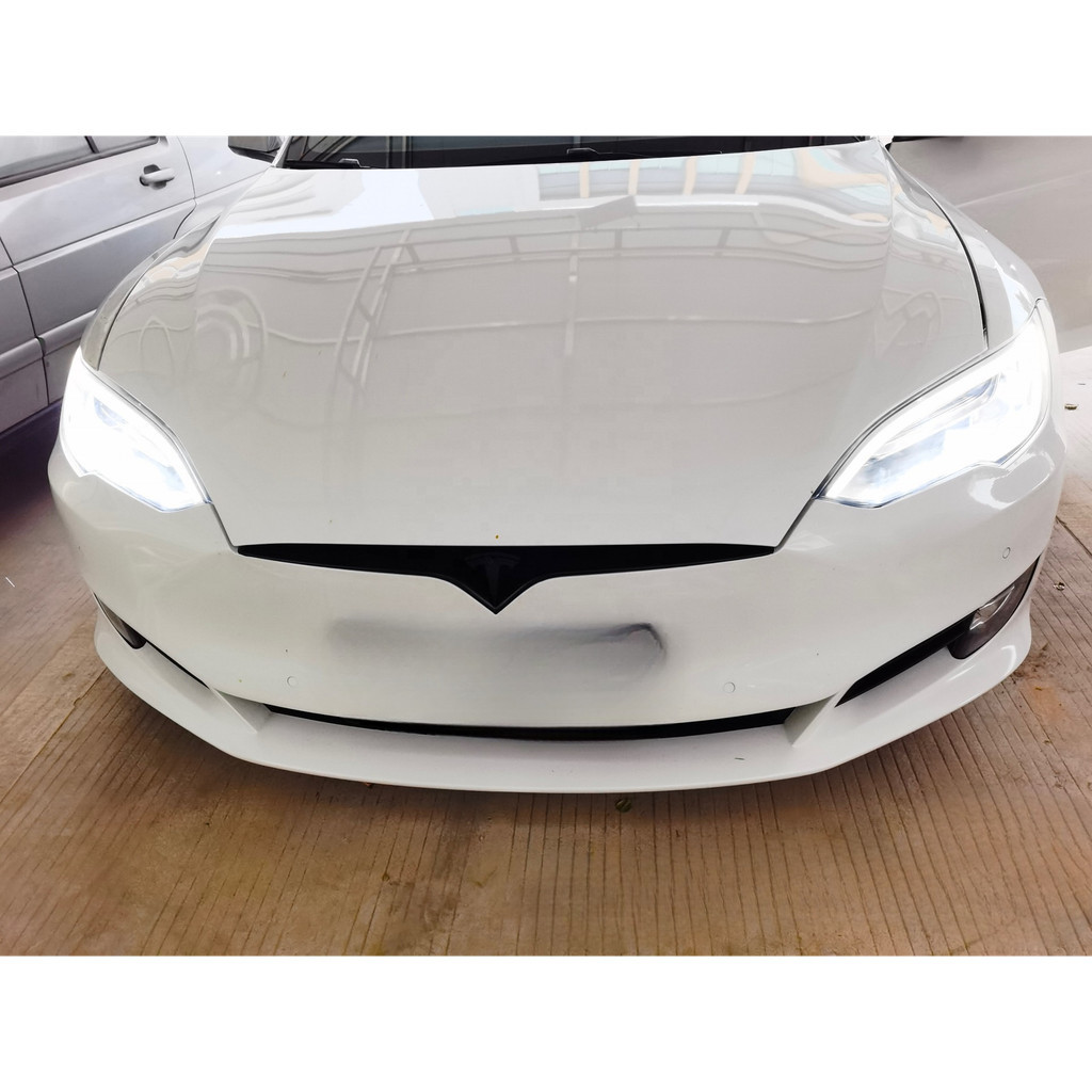 The old model of car headlights is upgraded to the new Led model for ...